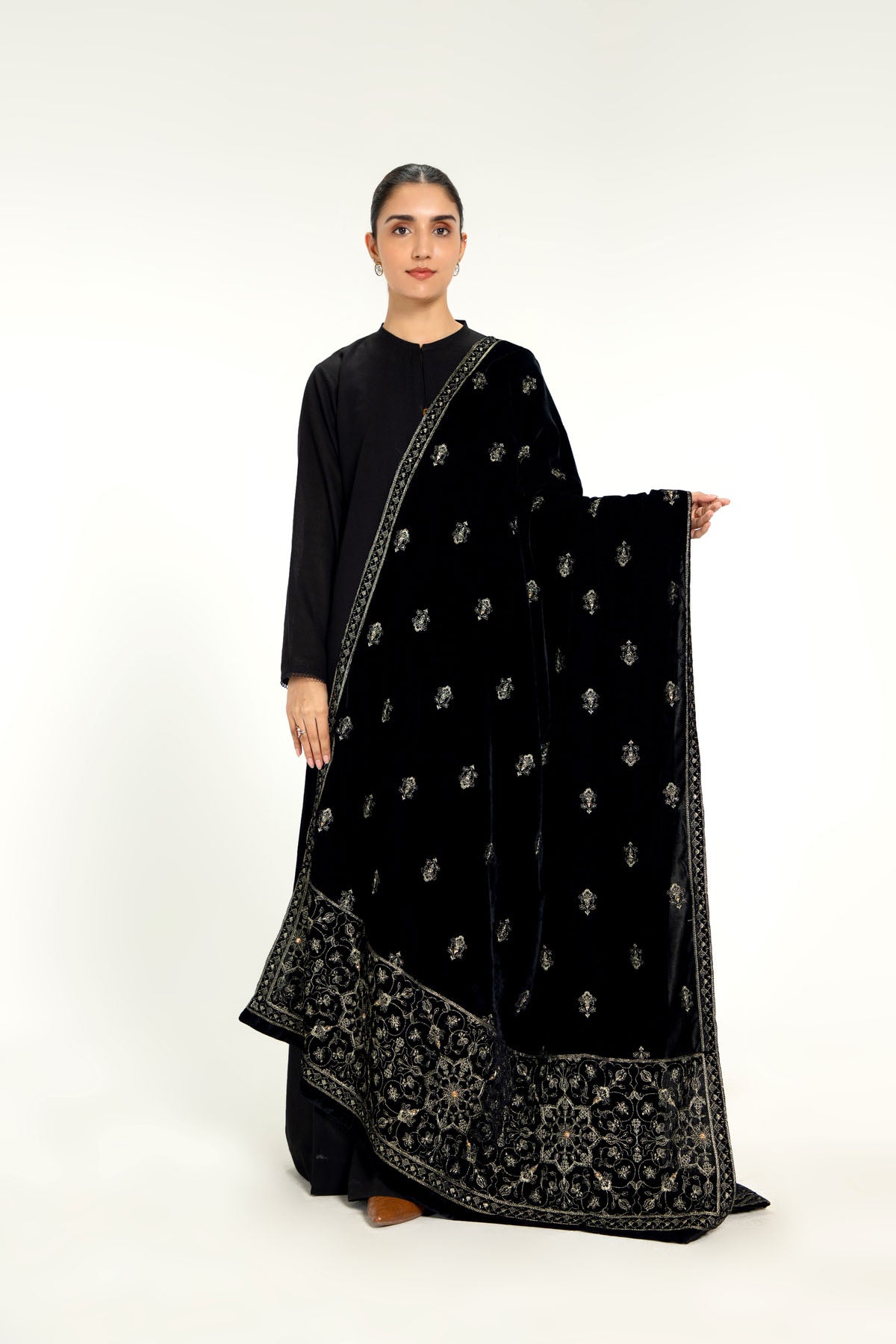 EMBROIDERED VELVET SHAWL – The Fabric Store Pakistan
